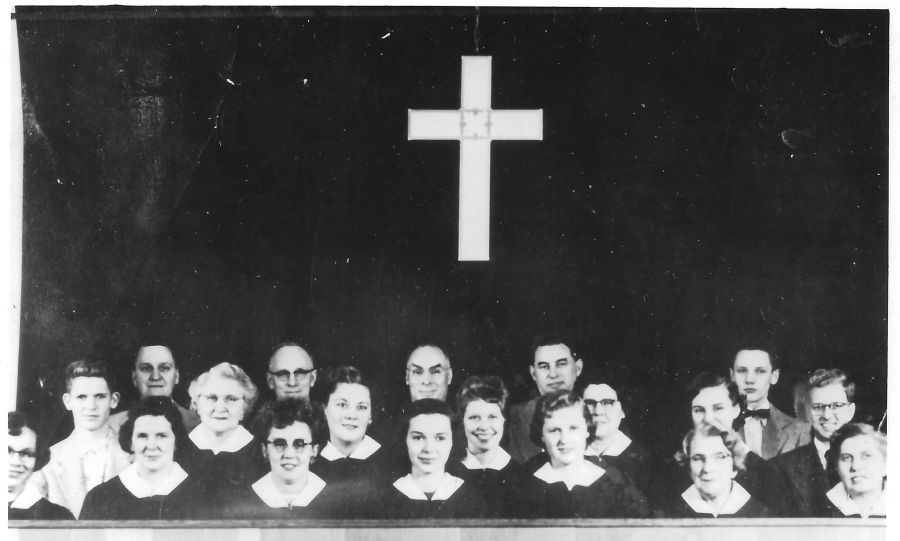 Community Church 1950 – choir and lighted cross | GardenHomeHistory.com